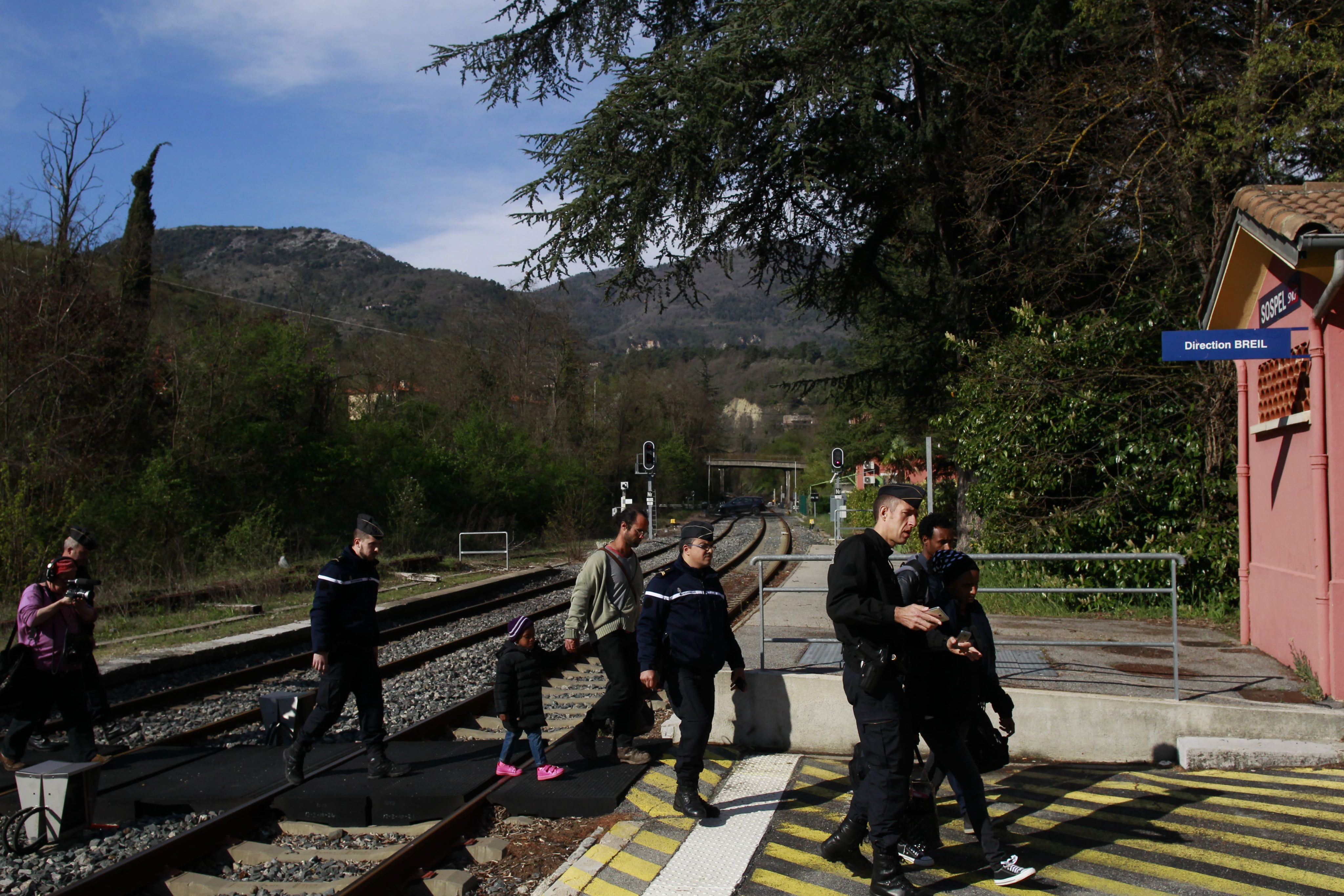 Accoglienza al confine italo francese: in Val Roia con Cédric Herrou ...